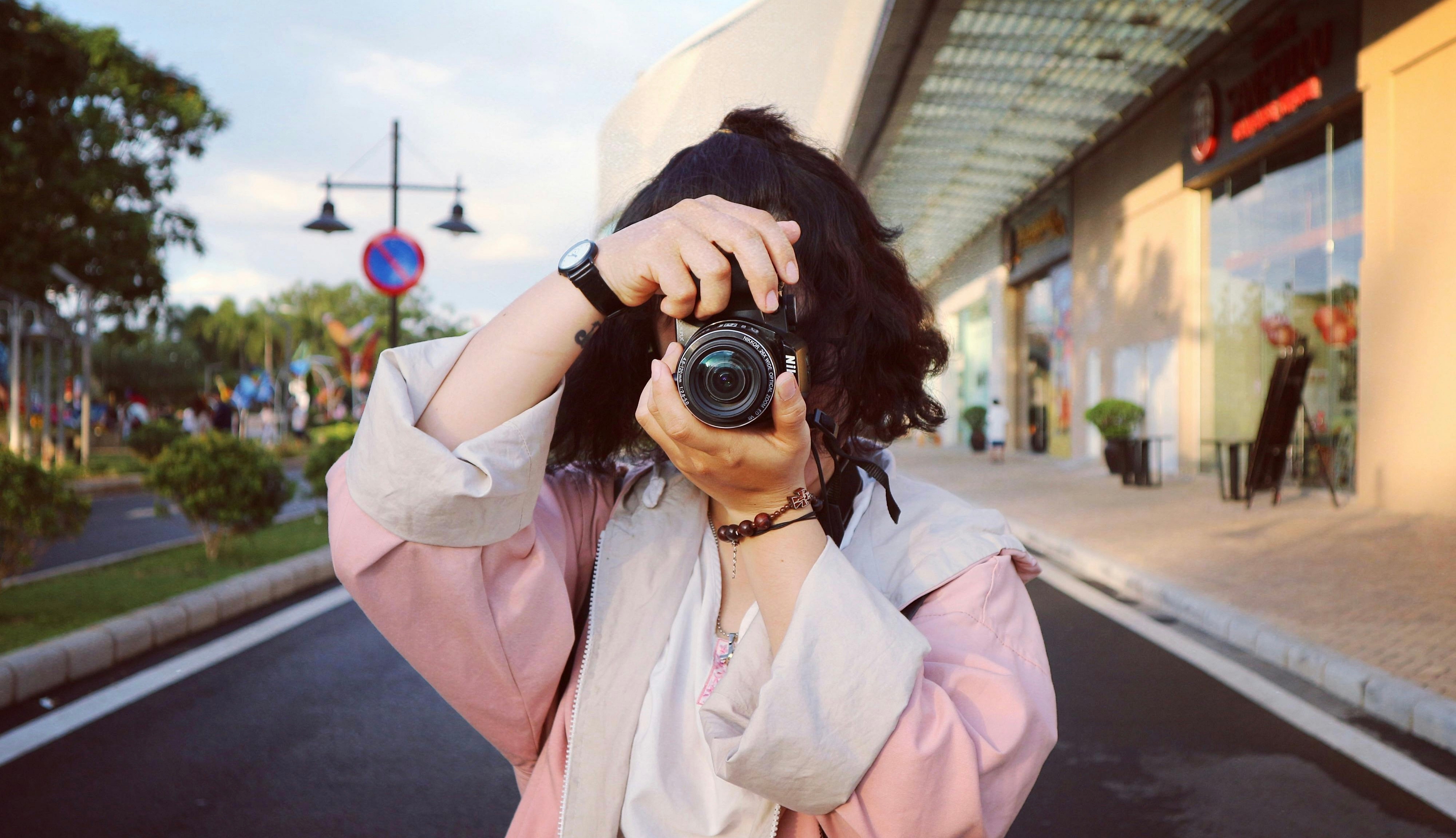 Breaking News: Mastering the Present Continuous ESL Lesson Plan | Twee